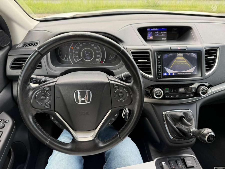 White Honda CR-V 2016 in Riga, with an engine capacity of 1.60 L and mileage of 145 thousand km for 12950 €, photo 11 on AUTOMOTO.COM.LV