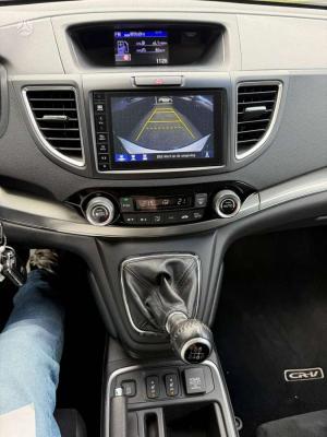 White Honda CR-V 2016 in Riga, with an engine capacity of 1.60 L and mileage of 145 thousand km for 12950 €, photo 12 on AUTOMOTO.COM.LV