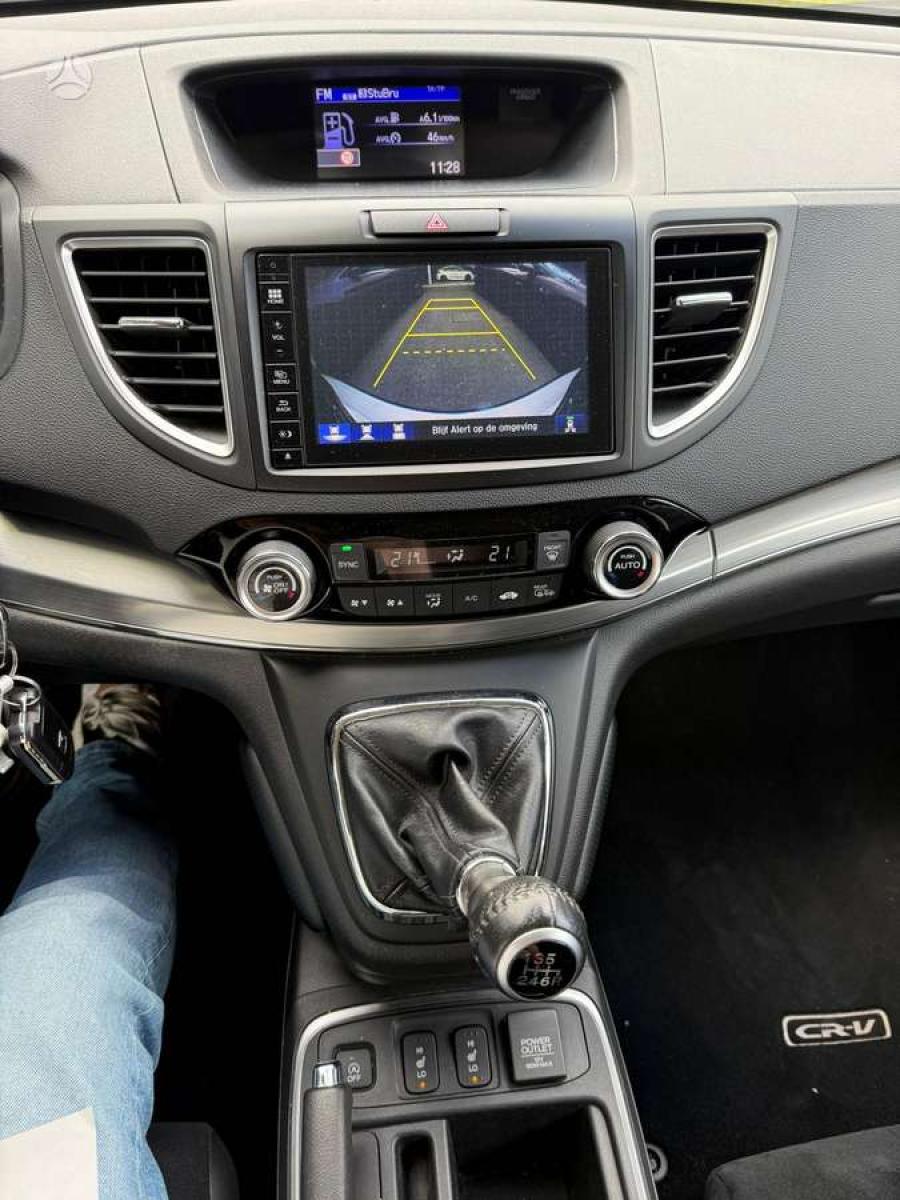 White Honda CR-V 2016 in Riga, with an engine capacity of 1.60 L and mileage of 145 thousand km for 12950 €, photo 12 on AUTOMOTO.COM.LV