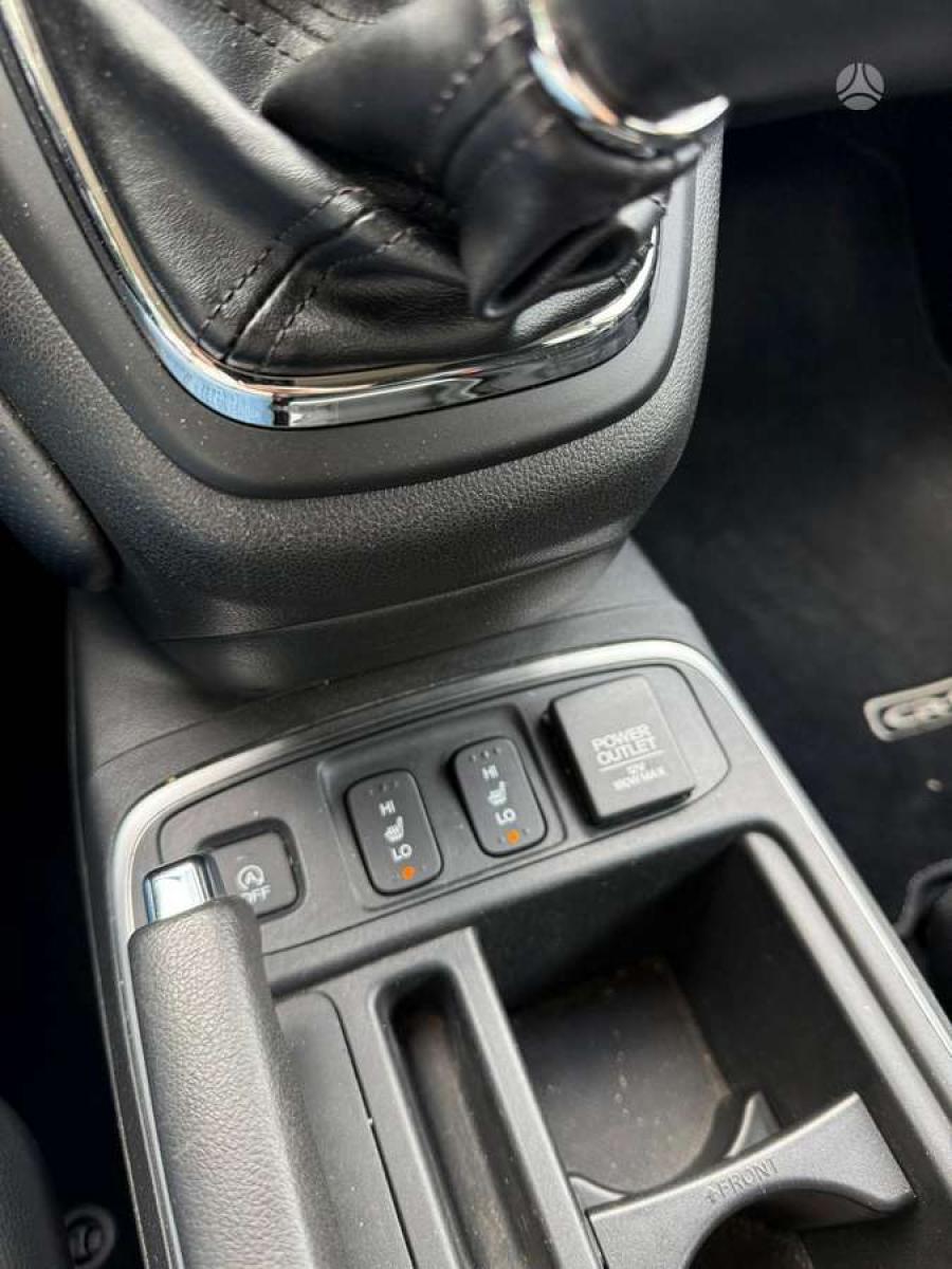 White Honda CR-V 2016 in Riga, with an engine capacity of 1.60 L and mileage of 145 thousand km for 12950 €, photo 13 on AUTOMOTO.COM.LV