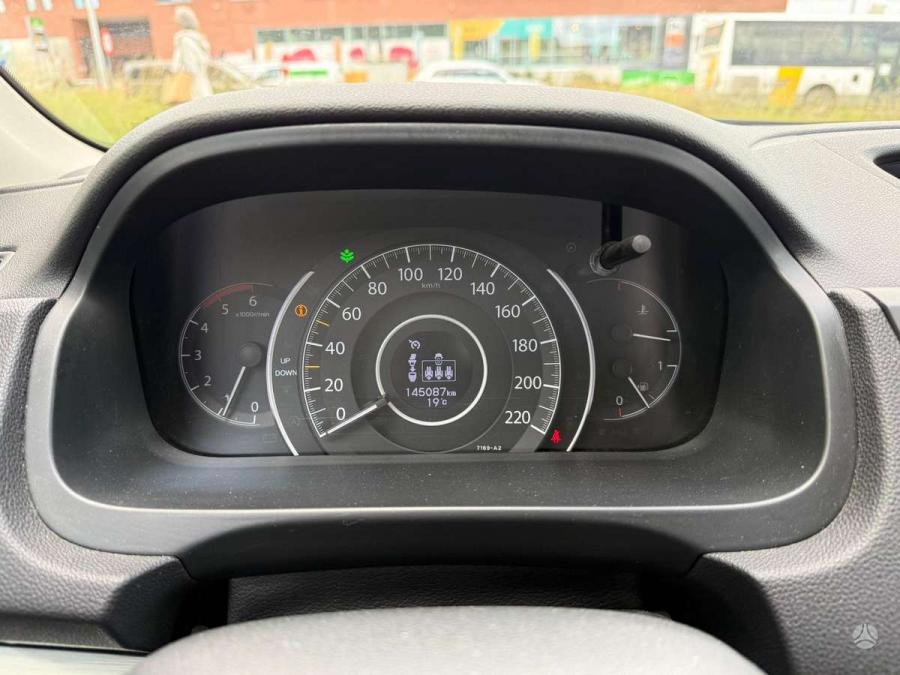 White Honda CR-V 2016 in Riga, with an engine capacity of 1.60 L and mileage of 145 thousand km for 12950 €, photo 15 on AUTOMOTO.COM.LV