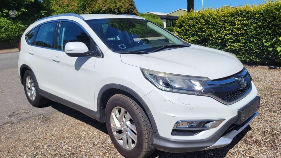 White Honda CR-V 2016 in Taurage, with an engine capacity of 1.60 L and mileage of 330 thousand km for 8450 €, photo 1 on AUTOMOTO.COM.LV