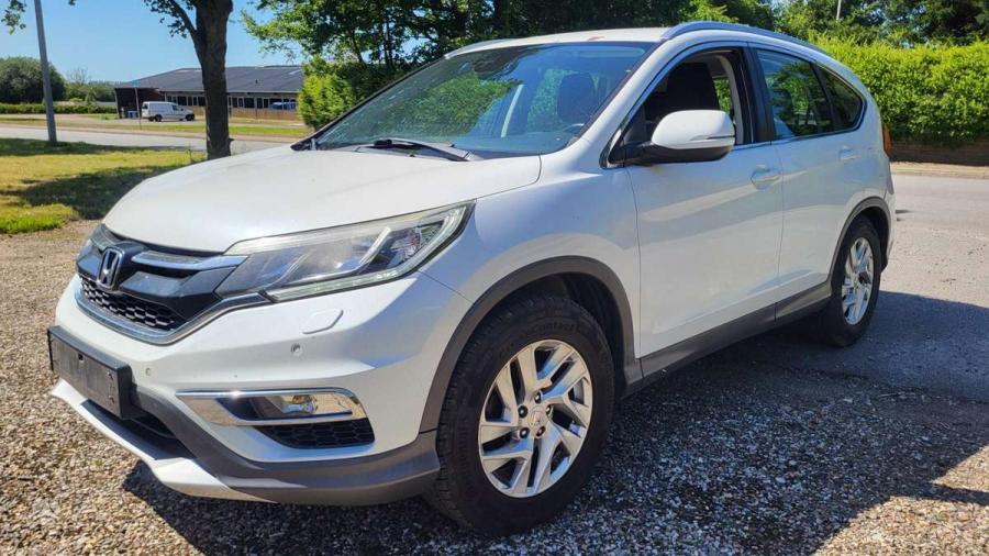 White Honda CR-V 2016 in Taurage, with an engine capacity of 1.60 L and mileage of 330 thousand km for 8450 €, photo 3 on AUTOMOTO.COM.LV
