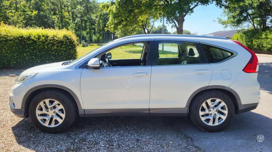 White Honda CR-V 2016 in Taurage, with an engine capacity of 1.60 L and mileage of 330 thousand km for 8450 €, photo 5 on AUTOMOTO.COM.LV