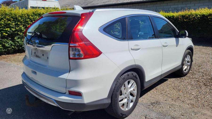 White Honda CR-V 2016 in Taurage, with an engine capacity of 1.60 L and mileage of 330 thousand km for 8450 €, photo 8 on AUTOMOTO.COM.LV