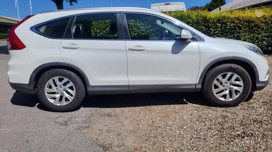 White Honda CR-V 2016 in Taurage, with an engine capacity of 1.60 L and mileage of 330 thousand km for 8450 €, photo 9 on AUTOMOTO.COM.LV
