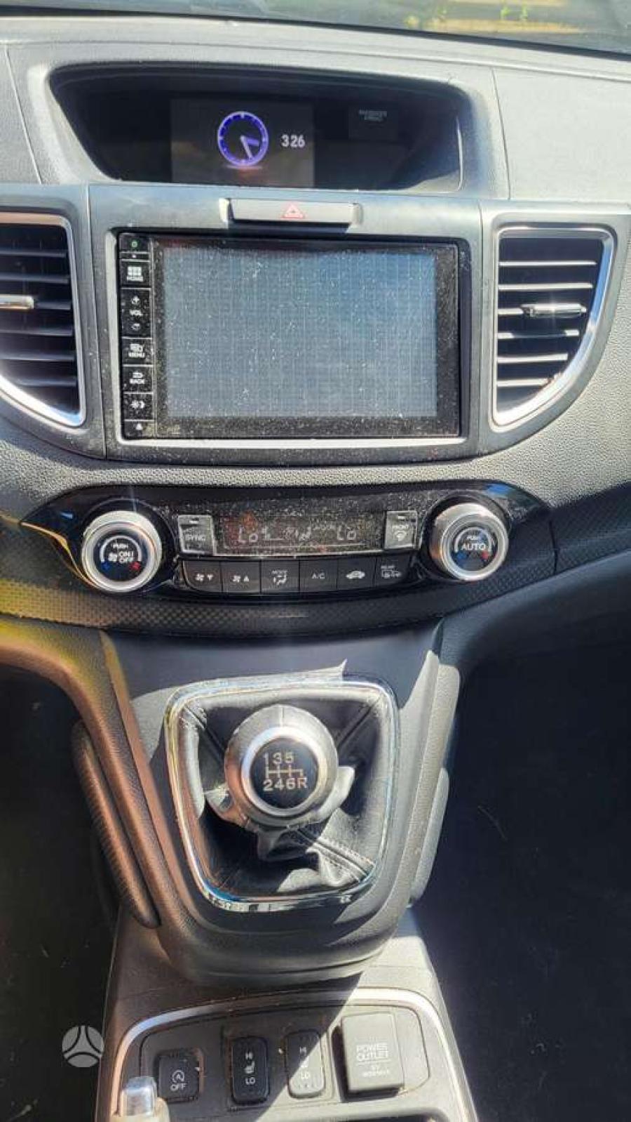White Honda CR-V 2016 in Taurage, with an engine capacity of 1.60 L and mileage of 330 thousand km for 8450 €, photo 11 on AUTOMOTO.COM.LV
