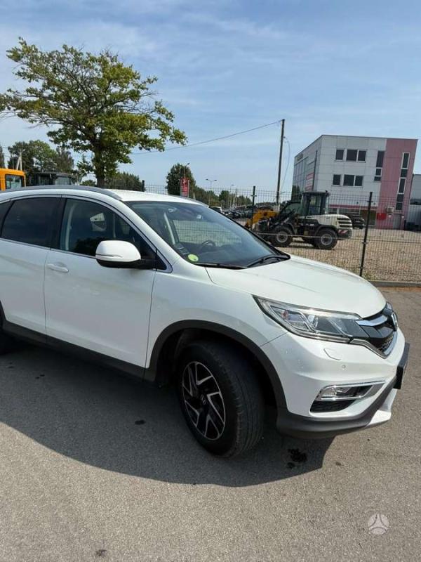 White Honda CR-V 2016 in Taurage, with an engine capacity of 1.60 L and mileage of 166 thousand km for 12900 €, photo 4 on AUTOMOTO.COM.LV