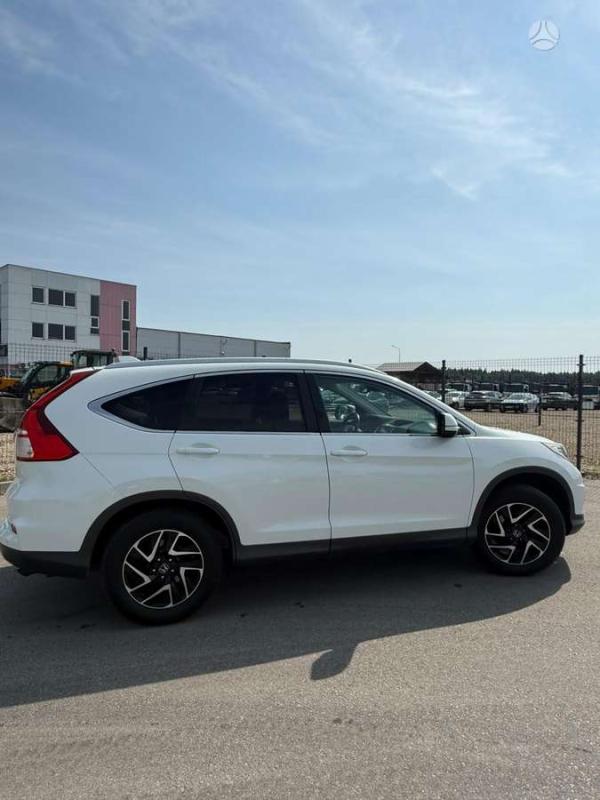 White Honda CR-V 2016 in Taurage, with an engine capacity of 1.60 L and mileage of 166 thousand km for 12900 €, photo 6 on AUTOMOTO.COM.LV