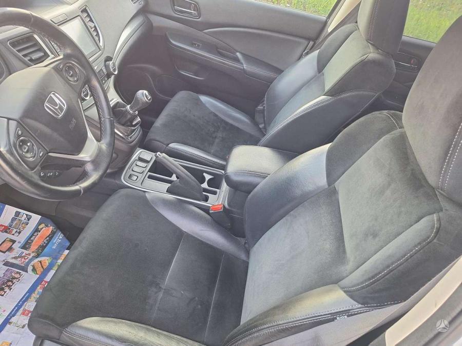 White Honda CR-V 2016 in Taurage, with an engine capacity of 1.60 L and mileage of 211 thousand km for 11000 €, photo 7 on AUTOMOTO.COM.LV