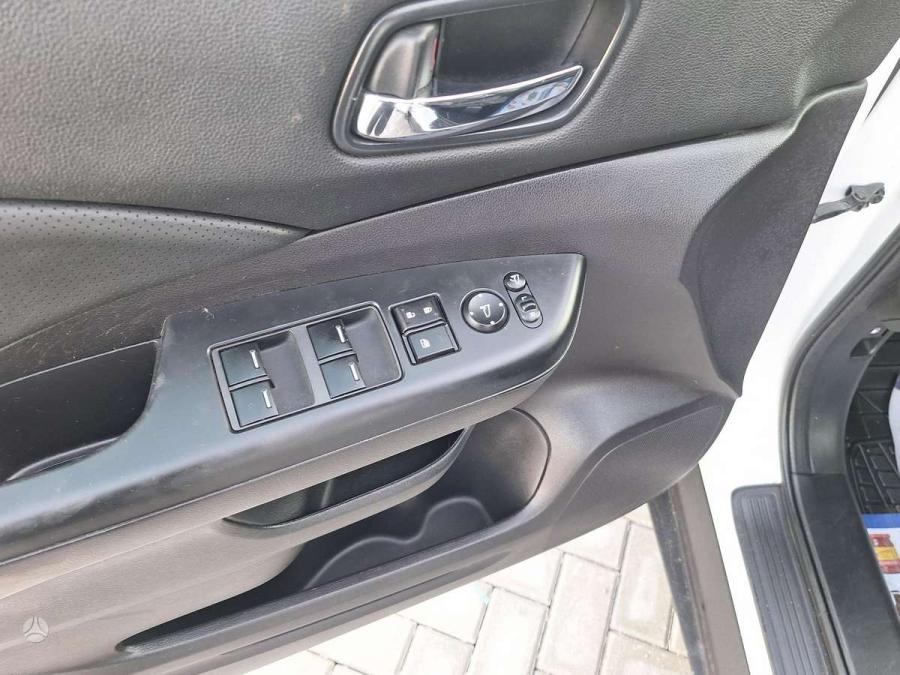 White Honda CR-V 2016 in Taurage, with an engine capacity of 1.60 L and mileage of 211 thousand km for 11000 €, photo 13 on AUTOMOTO.COM.LV