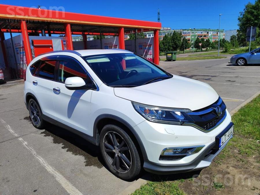 White Honda CR-V 2016 in Riga, with an engine capacity of 1.60 L and mileage of 192 thousand km for 13700 €, photo 1 on AUTOMOTO.COM.LV