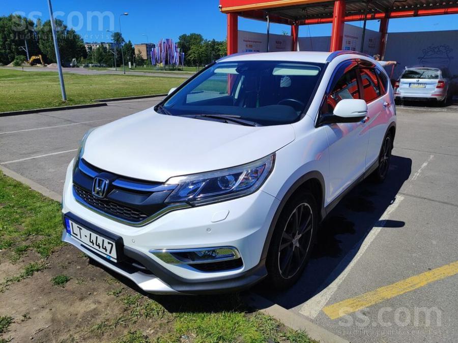White Honda CR-V 2016 in Riga, with an engine capacity of 1.60 L and mileage of 192 thousand km for 13700 €, photo 3 on AUTOMOTO.COM.LV
