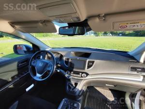 White Honda CR-V 2016 in Riga, with an engine capacity of 1.60 L and mileage of 192 thousand km for 13700 €, photo 5 on AUTOMOTO.COM.LV