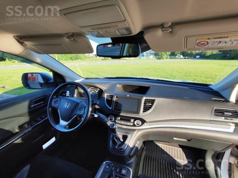 White Honda CR-V 2016 in Riga, with an engine capacity of 1.60 L and mileage of 192 thousand km for 13700 €, photo 5 on AUTOMOTO.COM.LV
