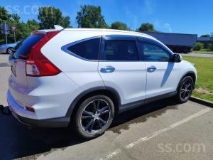 White Honda CR-V 2016 in Riga, with an engine capacity of 1.60 L and mileage of 192 thousand km for 13700 €, photo 7 on AUTOMOTO.COM.LV
