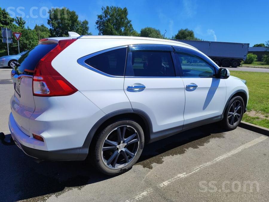 White Honda CR-V 2016 in Riga, with an engine capacity of 1.60 L and mileage of 192 thousand km for 13700 €, photo 7 on AUTOMOTO.COM.LV
