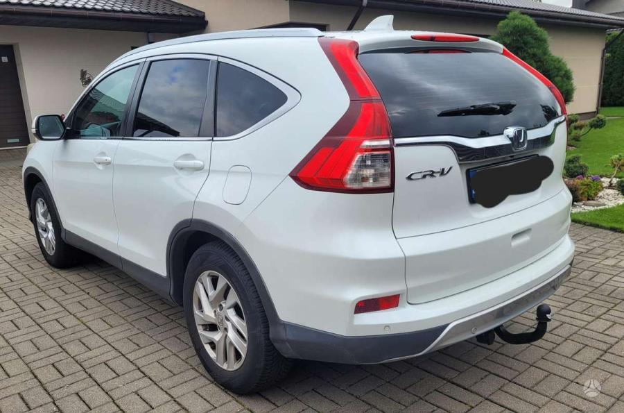White Honda CR-V 2016 in Panevezys, with an engine capacity of 1.60 L and mileage of 219 thousand km for 9950 €, photo 4 on AUTOMOTO.COM.LV