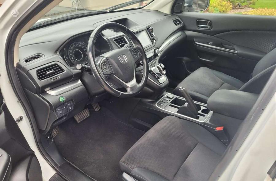 White Honda CR-V 2016 in Panevezys, with an engine capacity of 1.60 L and mileage of 219 thousand km for 9950 €, photo 6 on AUTOMOTO.COM.LV