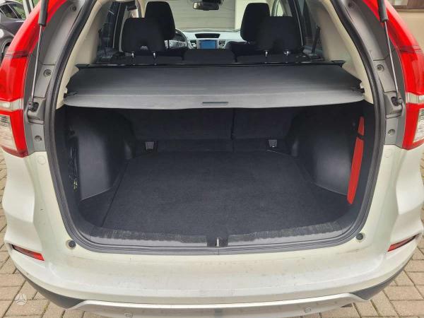 White Honda CR-V 2016 in Panevezys, with an engine capacity of 1.60 L and mileage of 219 thousand km for 9950 €, photo 8 on AUTOMOTO.COM.LV