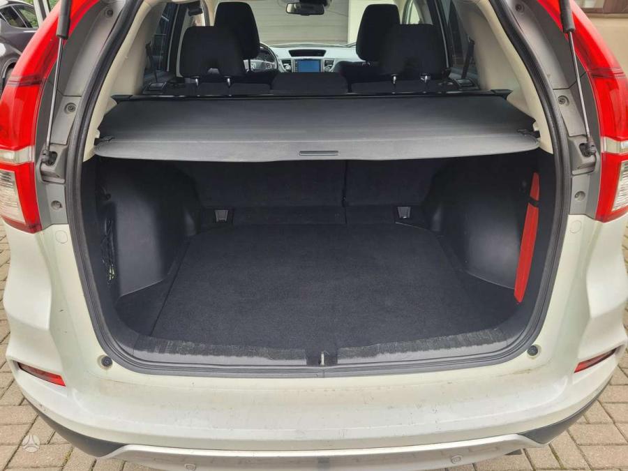 White Honda CR-V 2016 in Panevezys, with an engine capacity of 1.60 L and mileage of 219 thousand km for 9950 €, photo 8 on AUTOMOTO.COM.LV