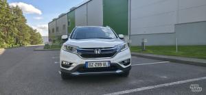 White Honda CR-V 2016 in Pabrade, with an engine capacity of 1.60 L and mileage of 255 thousand km for 12600 €, photo 3 on AUTOMOTO.COM.LV