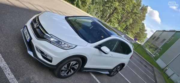 Honda CR-V 2016 in Pabrade on AUTOMOTO.COM.LV White Honda CR-V 2016 in Pabrade, with an engine capacity of 1.60 L and mileage of 255 thousand km for 12600 €, photo 9 on AUTOMOTO.COM.LV