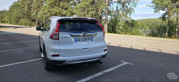 Honda CR-V 2016 in Pabrade on AUTOMOTO.COM.LV White Honda CR-V 2016 in Pabrade, with an engine capacity of 1.60 L and mileage of 255 thousand km for 12600 €, photo 10 on AUTOMOTO.COM.LV