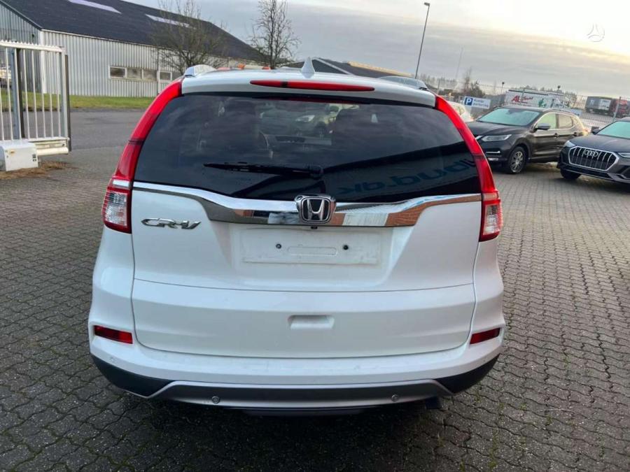 White Honda CR-V 2017 in Utena, with an engine capacity of 1.60 L and mileage of 247 thousand km for 9390 €, photo 3 on AUTOMOTO.COM.LV