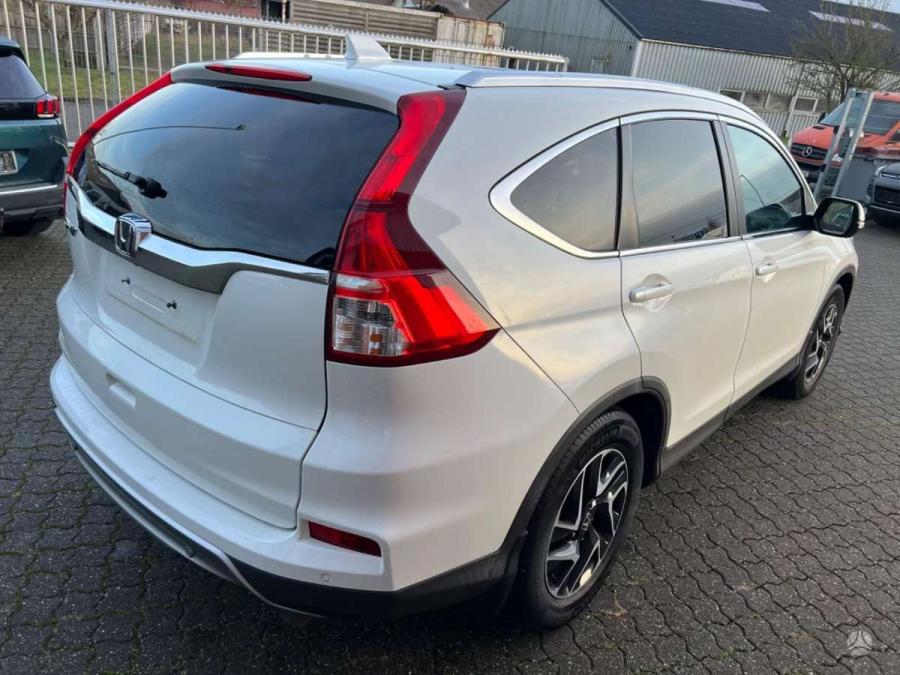 White Honda CR-V 2017 in Utena, with an engine capacity of 1.60 L and mileage of 247 thousand km for 9390 €, photo 4 on AUTOMOTO.COM.LV
