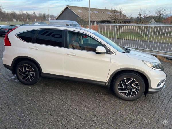 White Honda CR-V 2017 in Utena, with an engine capacity of 1.60 L and mileage of 247 thousand km for 9390 €, photo 5 on AUTOMOTO.COM.LV
