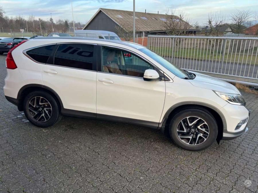 White Honda CR-V 2017 in Utena, with an engine capacity of 1.60 L and mileage of 247 thousand km for 9390 €, photo 5 on AUTOMOTO.COM.LV