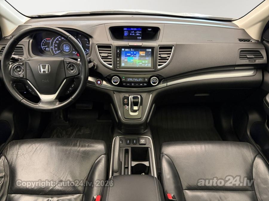 White Honda CR-V 2017 in Tallinn, with an engine capacity of 1.60 L and mileage of 184 thousand km for 15900 €, photo 8 on AUTOMOTO.COM.LV