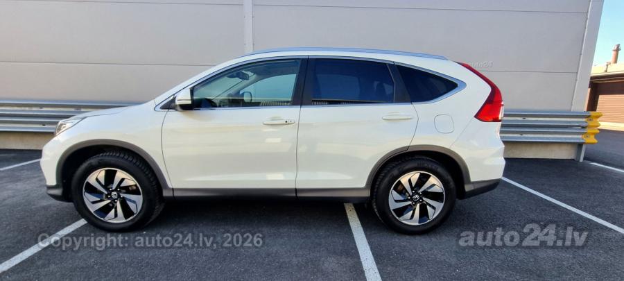 White Honda CR-V 2017 in Tallinn, with an engine capacity of 1.60 L and mileage of 134 thousand km for 17850 €, photo 5 on AUTOMOTO.COM.LV