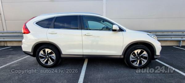 White Honda CR-V 2017 in Tallinn, with an engine capacity of 1.60 L and mileage of 134 thousand km for 17850 €, photo 5 on AUTOMOTO.COM.LV