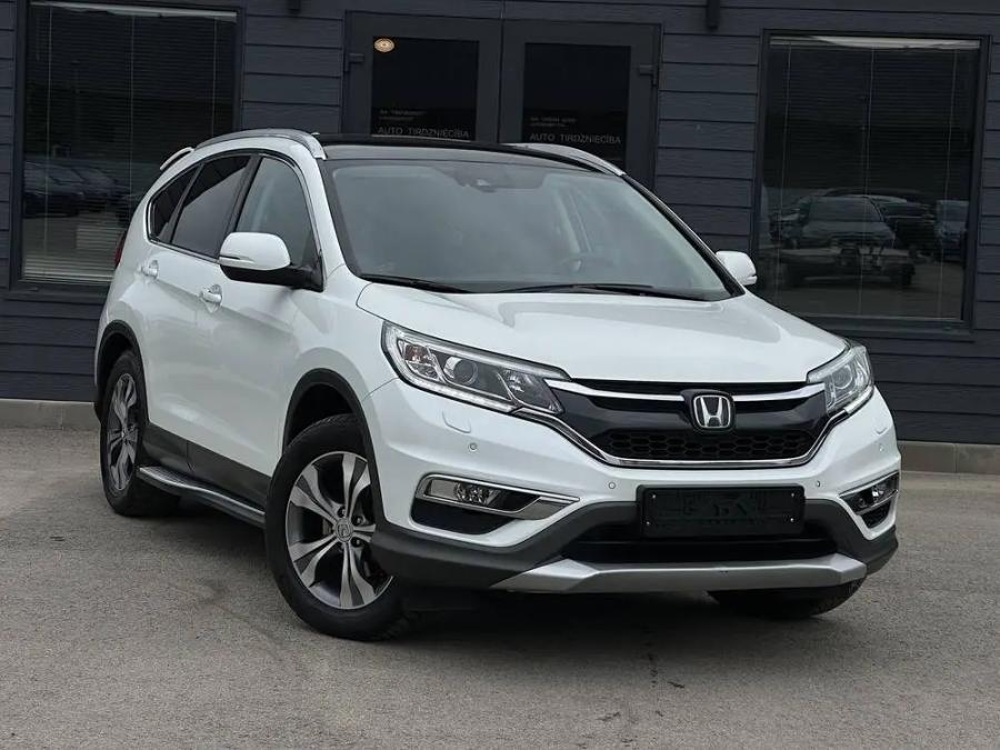 White Honda CR-V 2017 in Jelgava, with an engine capacity of 1.60 L and mileage of 250 thousand km for 14950 €, photo 1 on AUTOMOTO.COM.LV