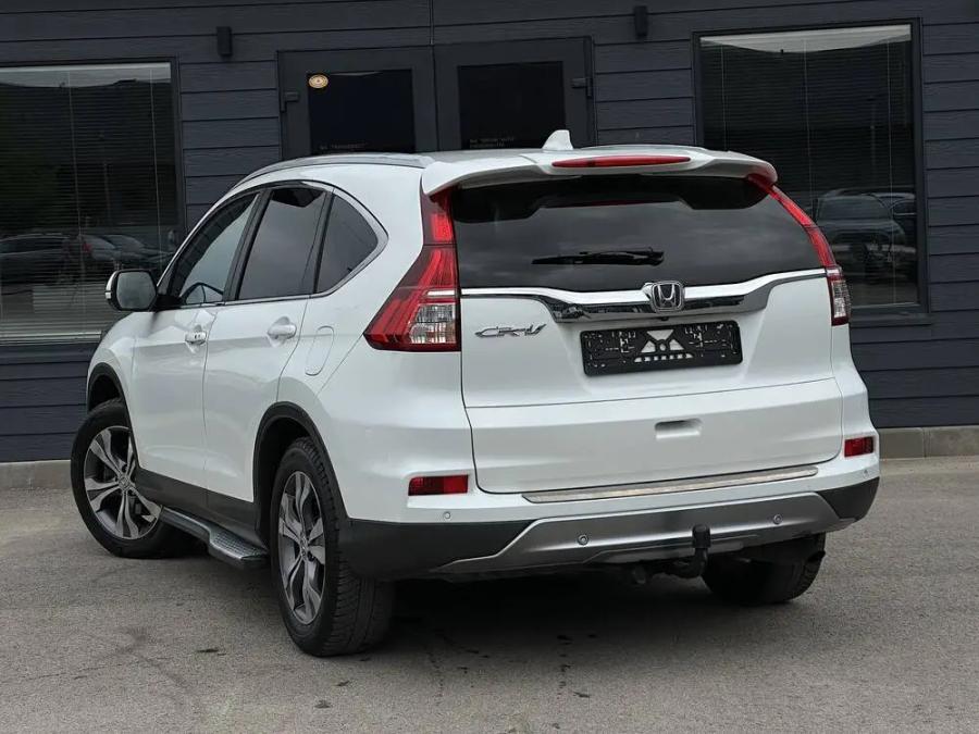 White Honda CR-V 2017 in Jelgava, with an engine capacity of 1.60 L and mileage of 250 thousand km for 14950 €, photo 3 on AUTOMOTO.COM.LV