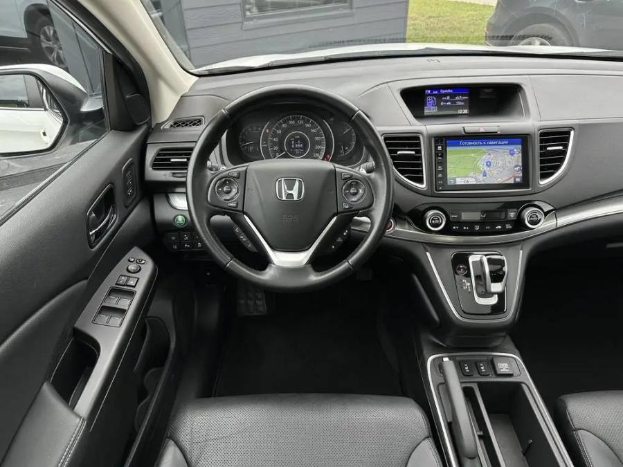 White Honda CR-V 2017 in Jelgava, with an engine capacity of 1.60 L and mileage of 250 thousand km for 14950 €, photo 6 on AUTOMOTO.COM.LV
