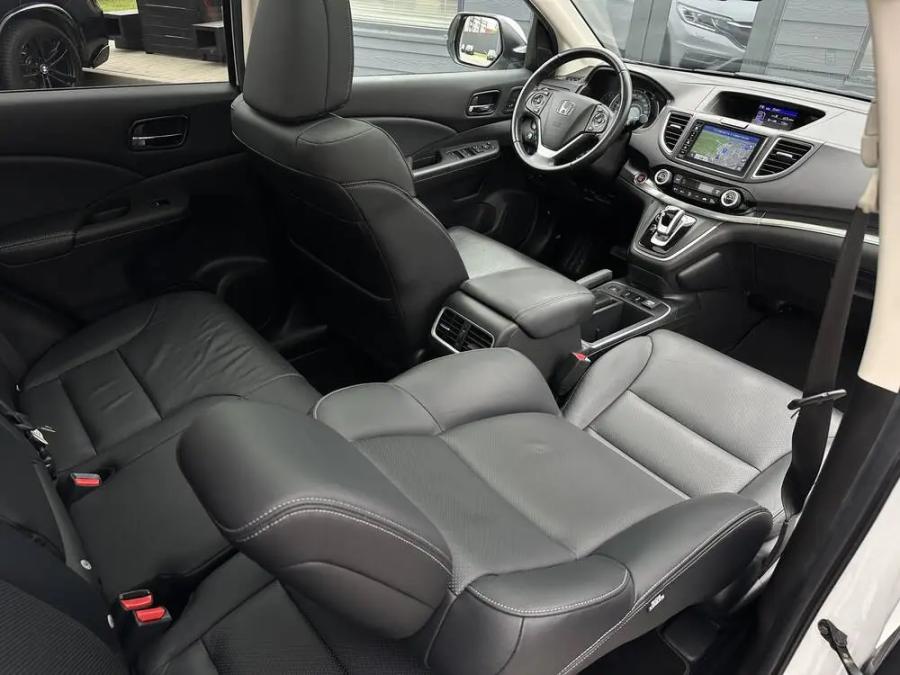 White Honda CR-V 2017 in Jelgava, with an engine capacity of 1.60 L and mileage of 250 thousand km for 14950 €, photo 7 on AUTOMOTO.COM.LV