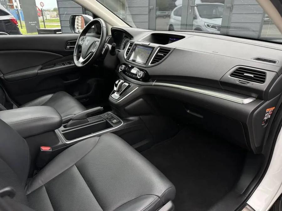 White Honda CR-V 2017 in Jelgava, with an engine capacity of 1.60 L and mileage of 250 thousand km for 14950 €, photo 8 on AUTOMOTO.COM.LV