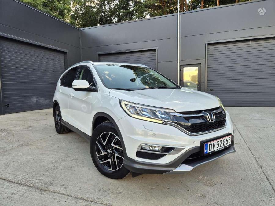 White Honda CR-V 2017 in Utena, with an engine capacity of 1.60 L and mileage of 224 thousand km for 12990 €, photo 1 on AUTOMOTO.COM.LV