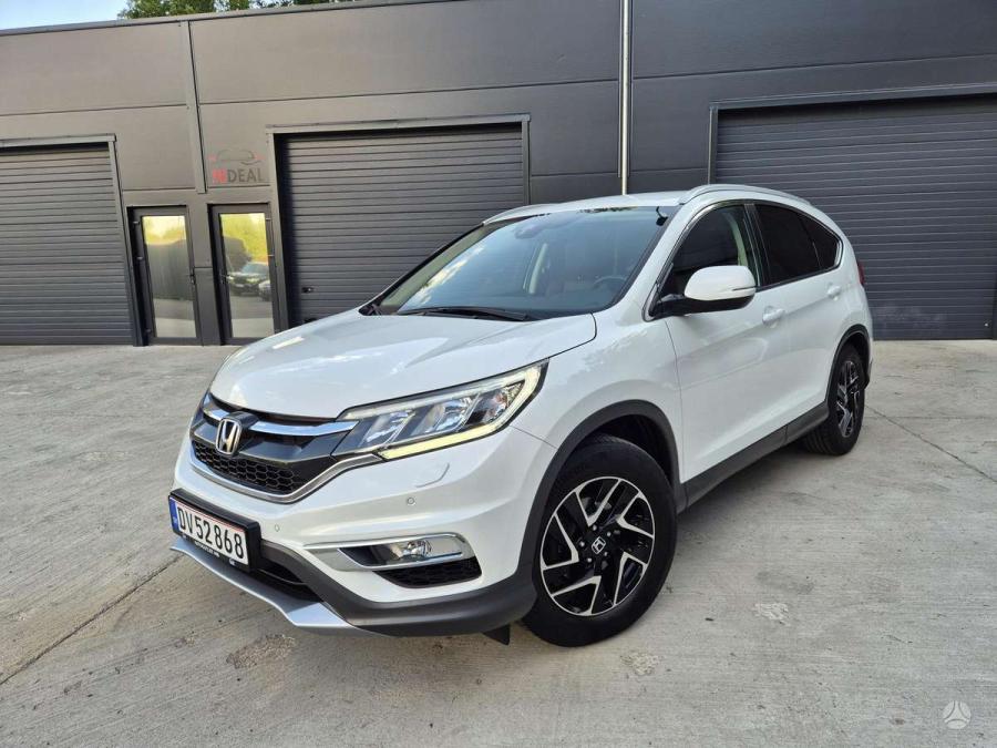 White Honda CR-V 2017 in Utena, with an engine capacity of 1.60 L and mileage of 224 thousand km for 12990 €, photo 3 on AUTOMOTO.COM.LV