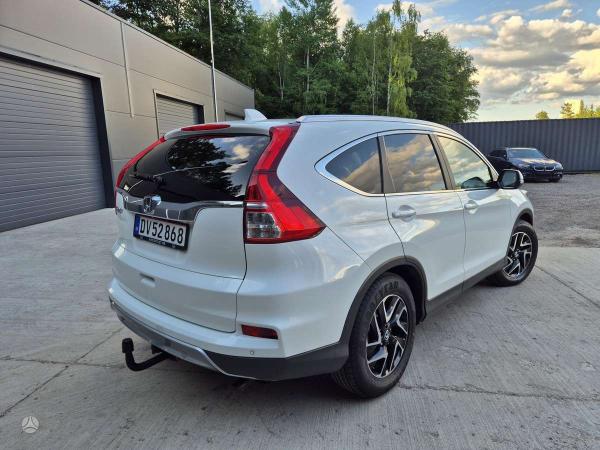 White Honda CR-V 2017 in Utena, with an engine capacity of 1.60 L and mileage of 224 thousand km for 12990 €, photo 3 on AUTOMOTO.COM.LV