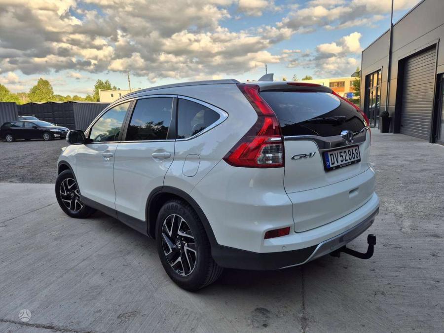 White Honda CR-V 2017 in Utena, with an engine capacity of 1.60 L and mileage of 224 thousand km for 12990 €, photo 5 on AUTOMOTO.COM.LV