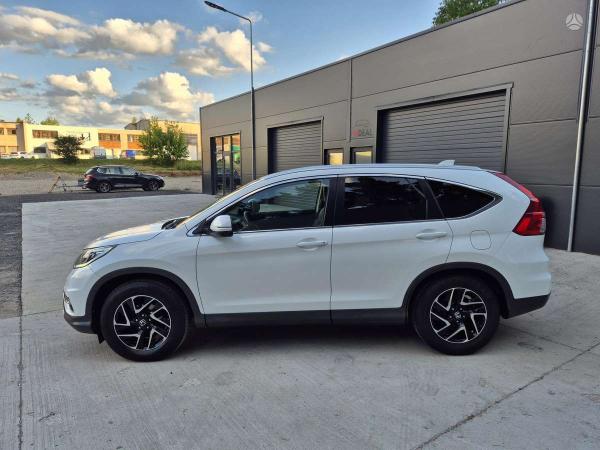 White Honda CR-V 2017 in Utena, with an engine capacity of 1.60 L and mileage of 224 thousand km for 12990 €, photo 5 on AUTOMOTO.COM.LV