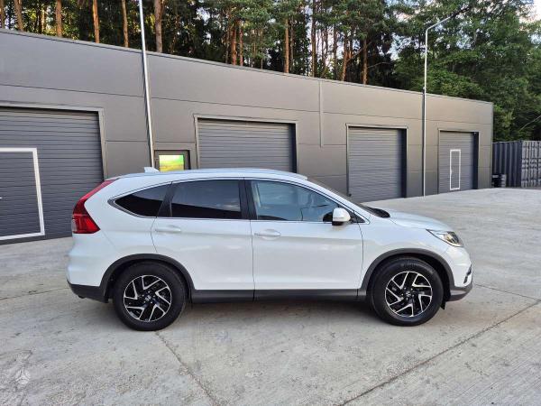 White Honda CR-V 2017 in Utena, with an engine capacity of 1.60 L and mileage of 224 thousand km for 12990 €, photo 6 on AUTOMOTO.COM.LV