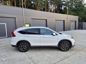 White Honda CR-V 2017 in Utena, with an engine capacity of 1.60 L and mileage of 224 thousand km for 12990 €, photo 7 on AUTOMOTO.COM.LV