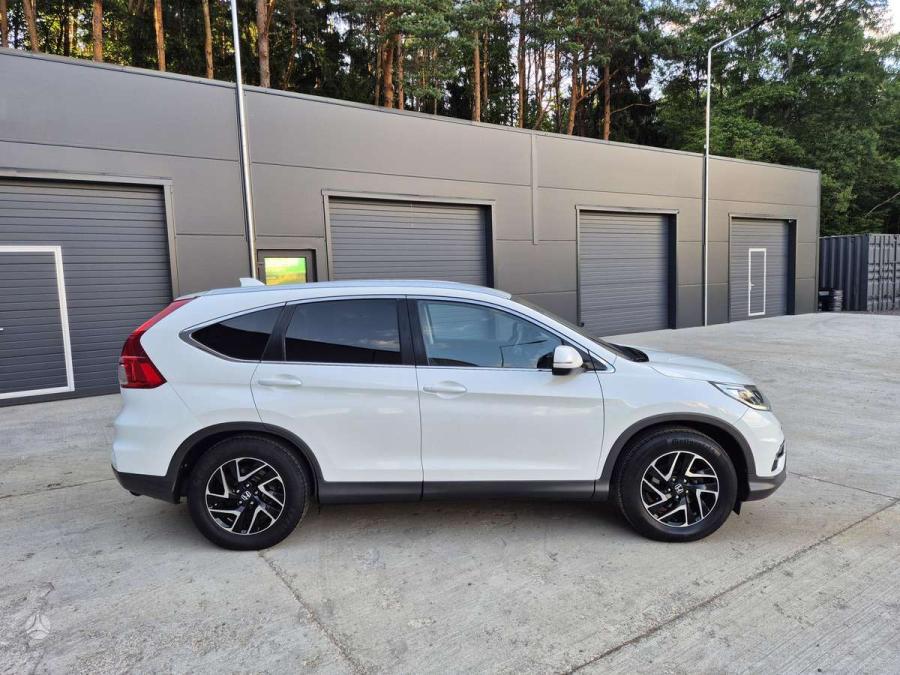 White Honda CR-V 2017 in Utena, with an engine capacity of 1.60 L and mileage of 224 thousand km for 12990 €, photo 7 on AUTOMOTO.COM.LV