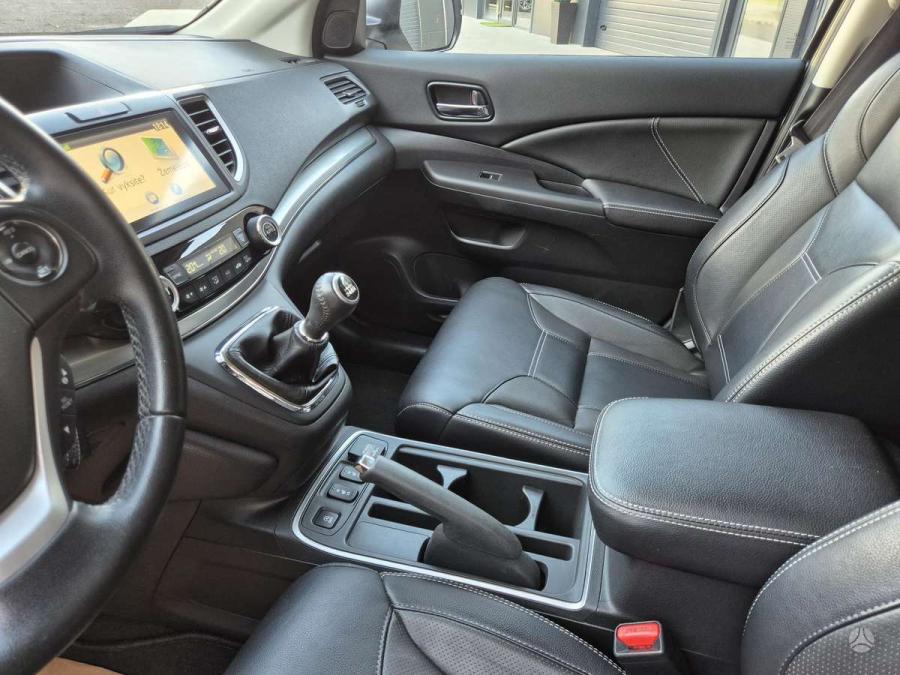 White Honda CR-V 2017 in Utena, with an engine capacity of 1.60 L and mileage of 224 thousand km for 12990 €, photo 11 on AUTOMOTO.COM.LV