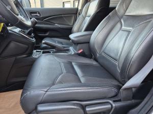 White Honda CR-V 2017 in Utena, with an engine capacity of 1.60 L and mileage of 224 thousand km for 12990 €, photo 15 on AUTOMOTO.COM.LV